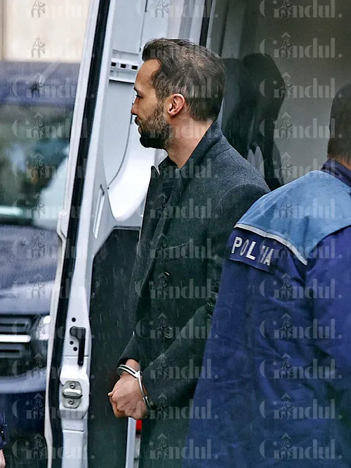 Primele imagini cu Andrew si Tristan Tate aduși încătușați la Curtea de ...