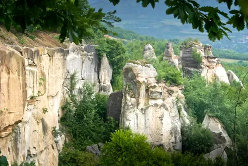 Locul de basm din România care seamănă izbitor cu faimoasa Meteora din ...