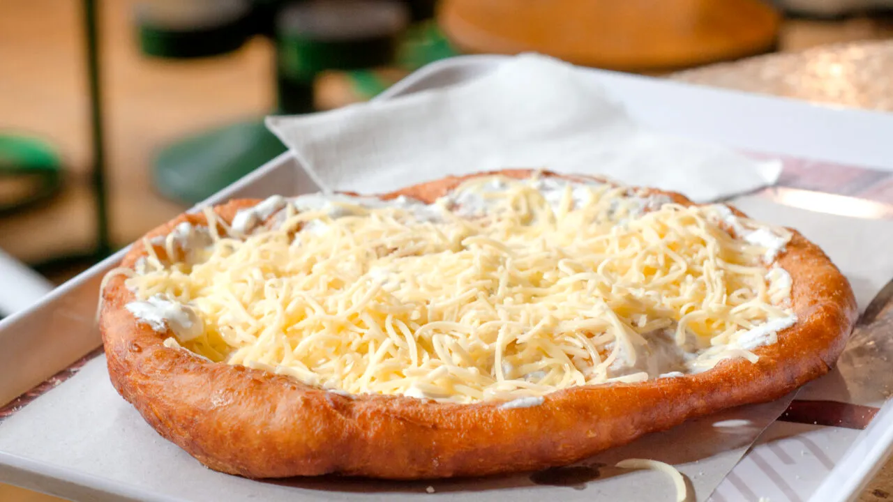 Rețetă cu 5 ingrediente pentru cel mai bun LANGOȘ. Cum se prepară ...