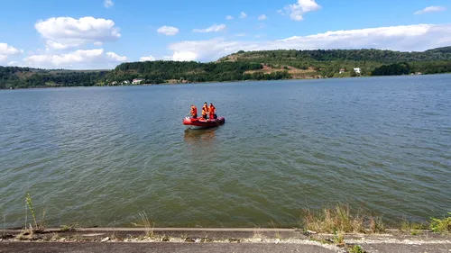 Pescar dispărut în râul Olt, găsit MORT de scafandri în zona unui baraj ...