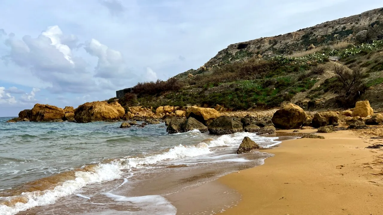 Insula din Europa cu plaje aurii și 28 de grade Celsius, în septembrie ...