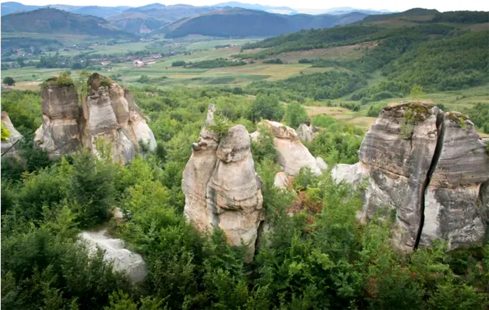 Locul de basm din România care seamănă izbitor cu faimoasa Meteora din ...