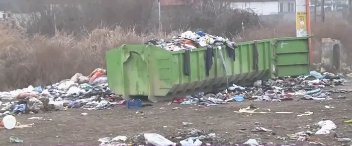 Tone de DEȘEURI textile zac la periferia orașului Târgu Jiu. Hainele ...