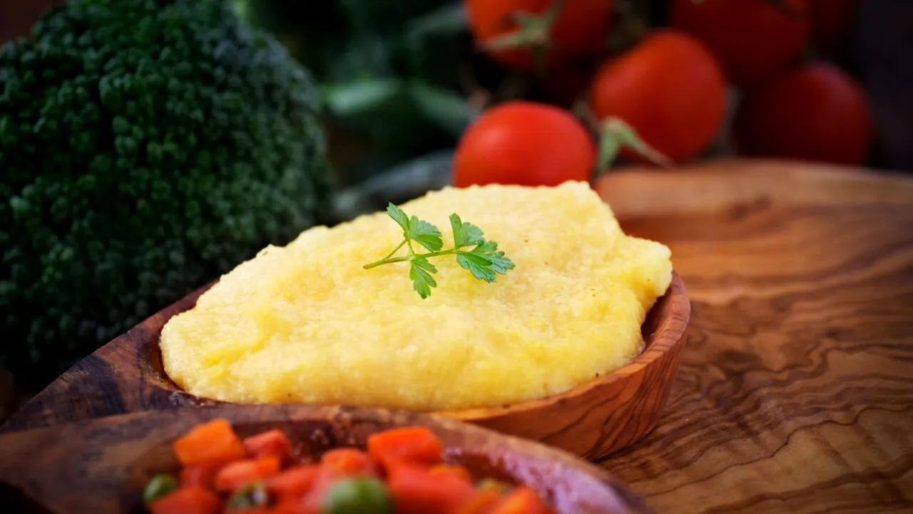 Cum se face o mămăligă perfectă. Radu Anton Roman a dezvăluit secretul ...