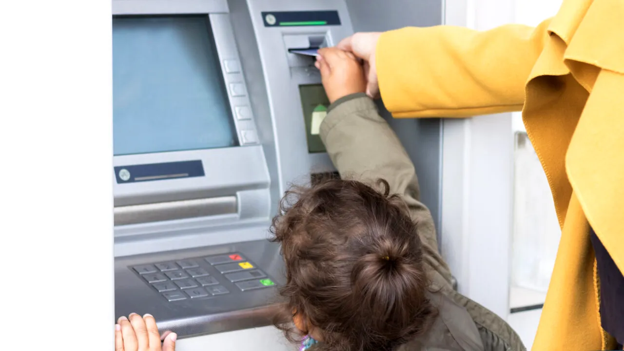 De ce la ce vârstă poate avea un copil cont și card bancar la BCR, BRD ...