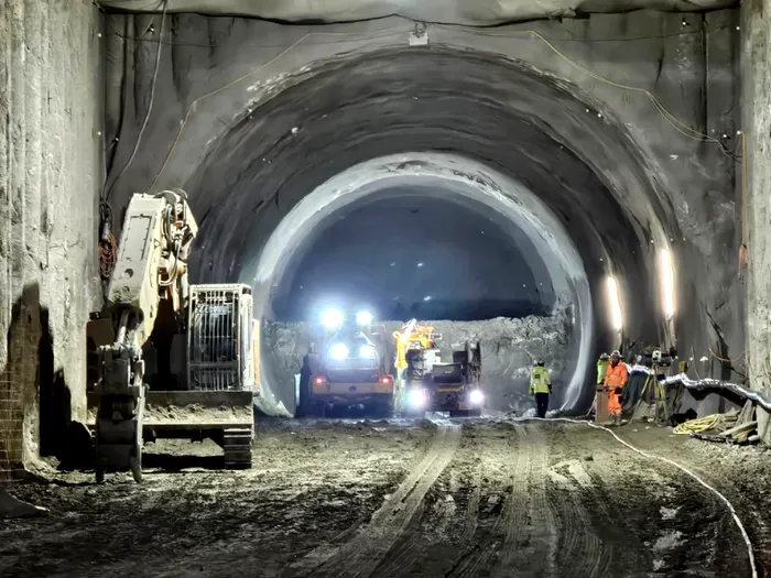 Autostrada Sibiu-Pitești „prinde viteză”. Cum arată primul tunel săpat în stâncă din România? Se ...
