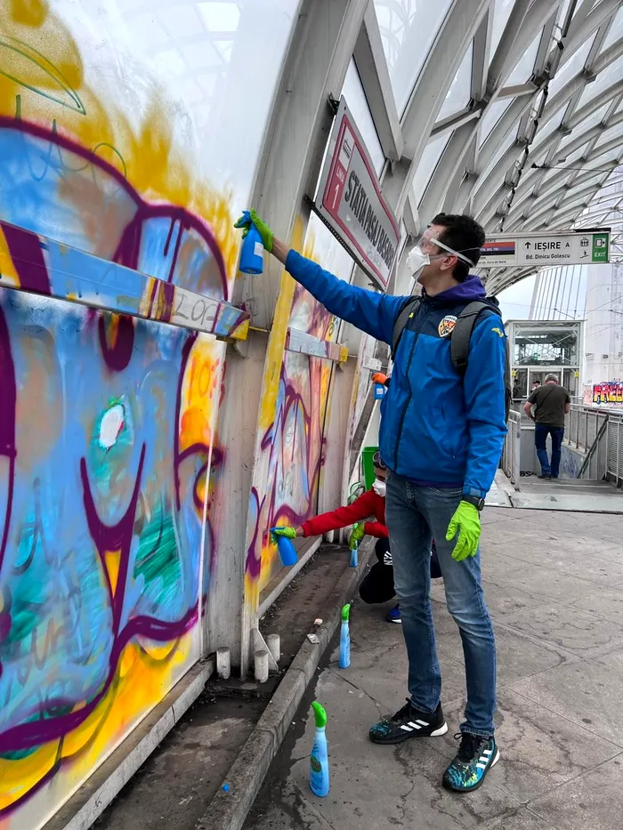 Pasajul Basarab, plin de murdărie și graffiti, curățat de zeci de voluntari